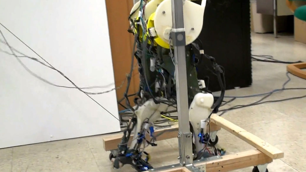 Cientistas criam robô com andar similar ao dos humanos | VEJA Cientistas criam robô com andar similar ao dos humanos | VEJA