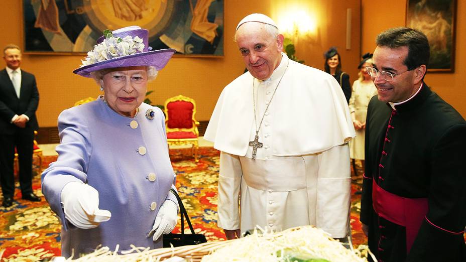 A rainha Elizabeth II visita o papa Francisco | VEJA A rainha Elizabeth II visita o papa Francisco | VEJA