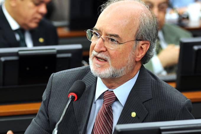 Deputado Eduardo Azeredo vai renunciar ao mandato | VEJA Deputado Eduardo Azeredo vai renunciar ao mandato | VEJA