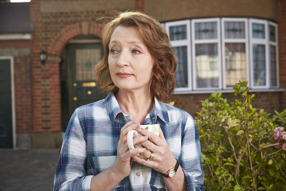 ‘Mum’ é renovada para sua segunda temporada | VEJA