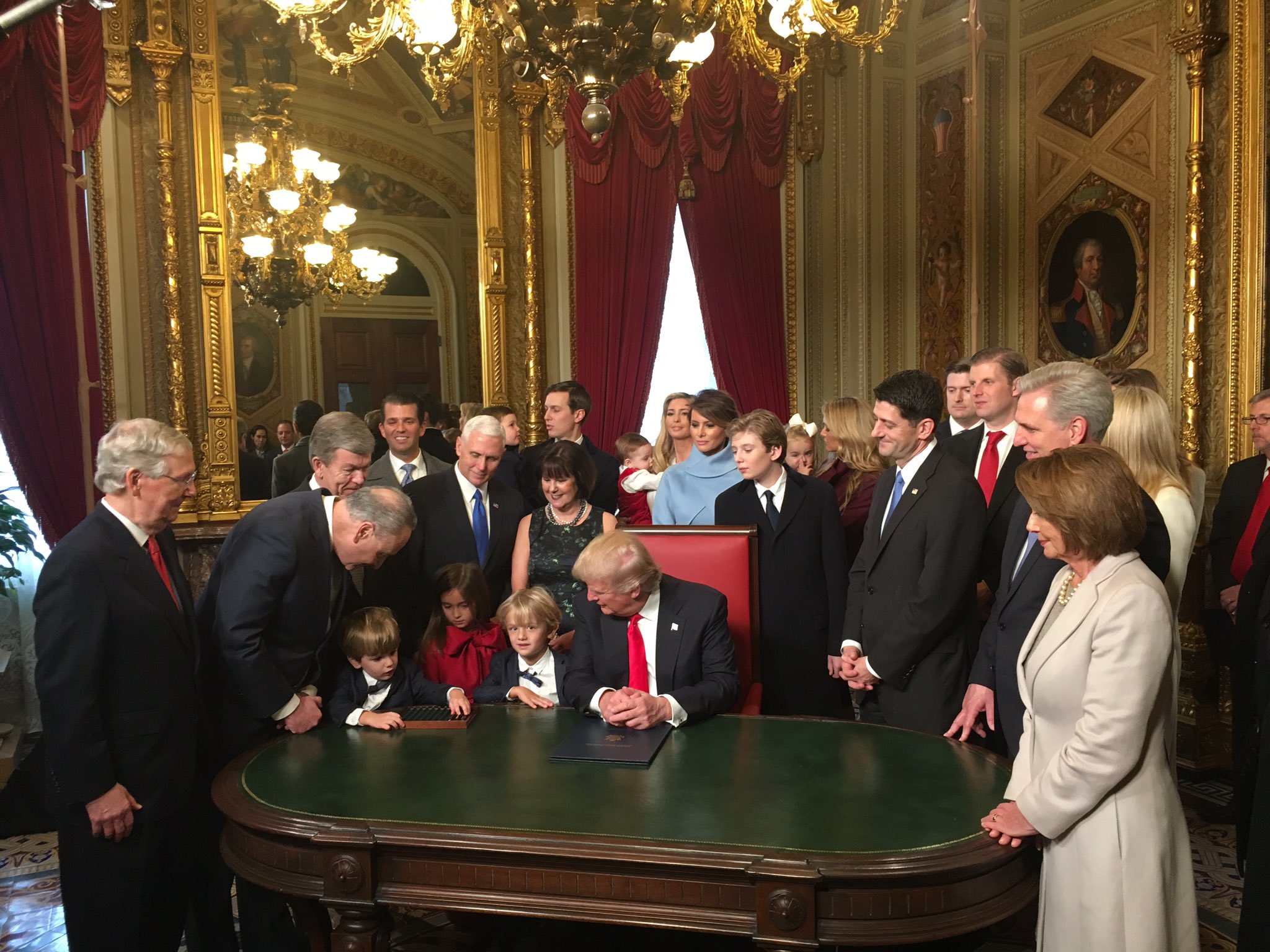 Trump assina primeiro decreto e cria Dia Nacional do Patriotismo | VEJA