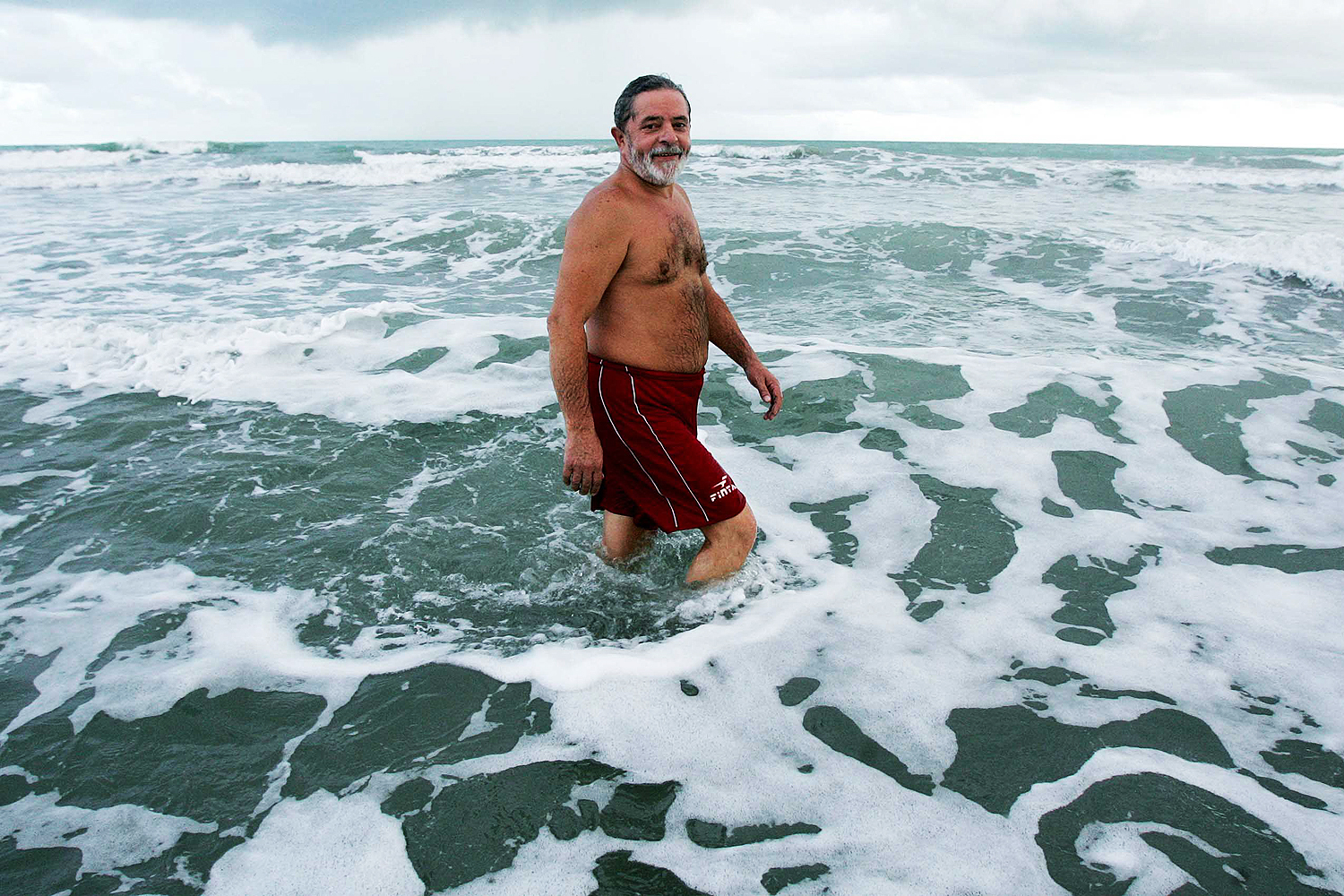 A ‘praia de Lula’ fica a 5 minutos do triplex no Guarujá | VEJA