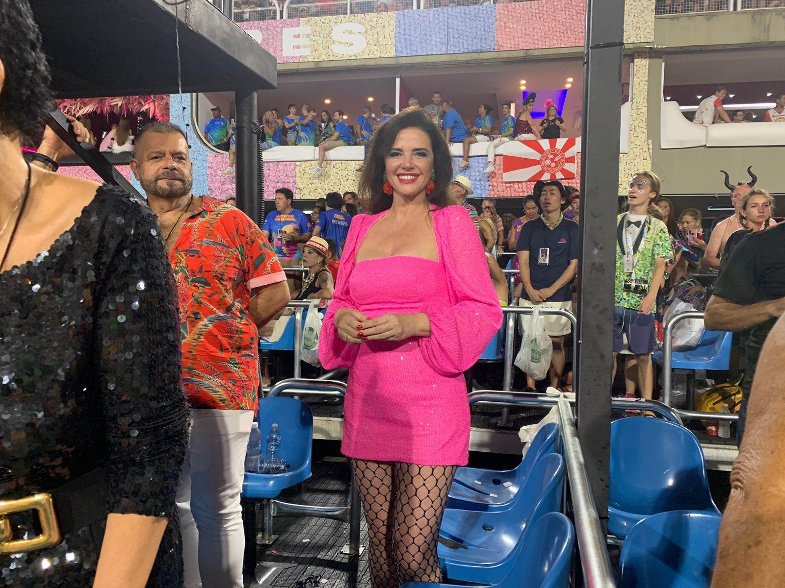 Ex de Eike, Luma de Oliveira foge de camarotes e se mistura ao povo | VEJA