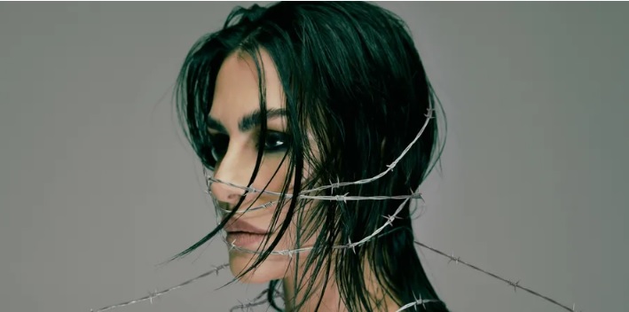 A estranha maneira de Cleo divulgar seu primeiro álbum musical | VEJA