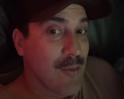 André Marques expõe ameaças por ter criticado uso de lenço em homens | VEJA