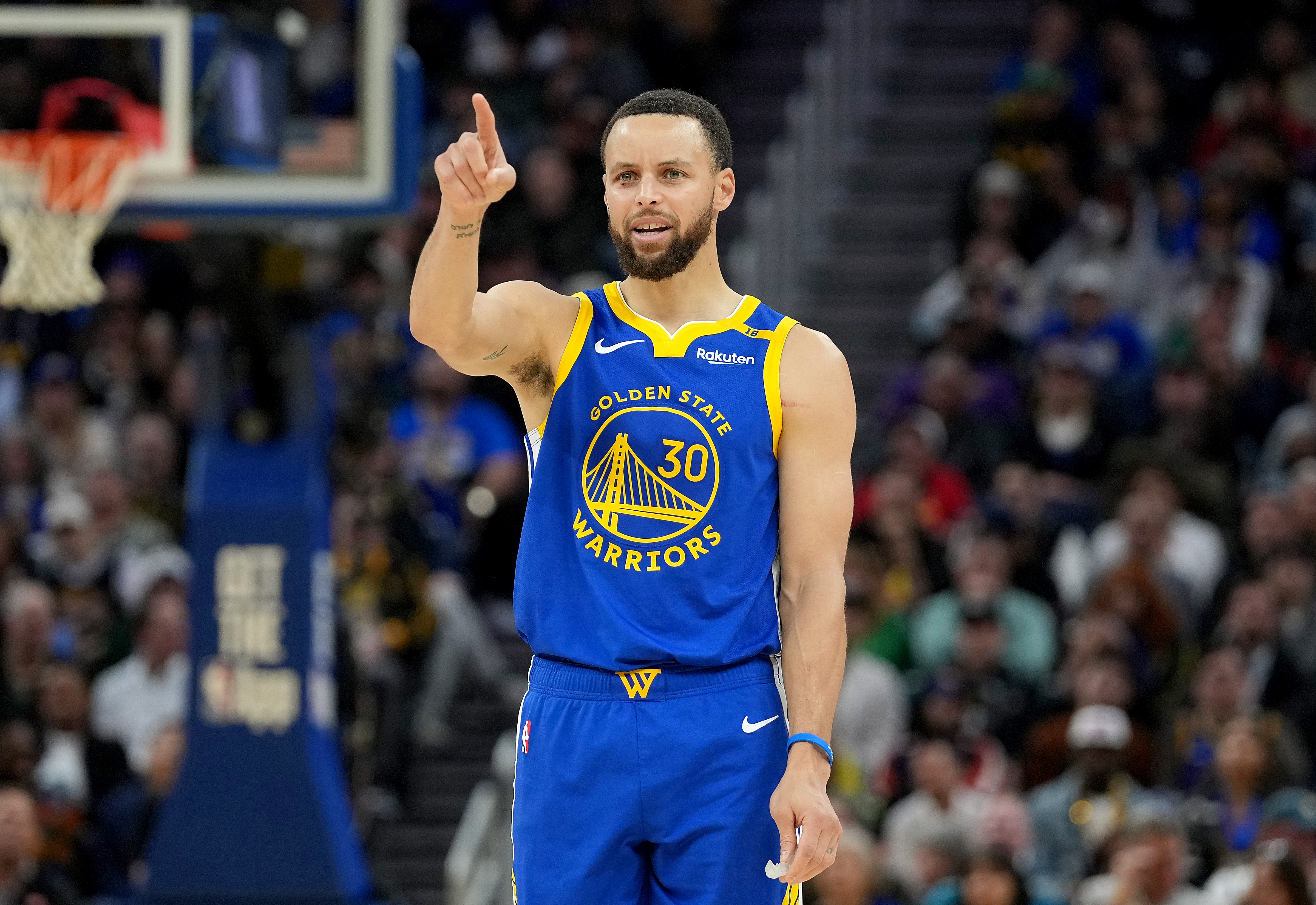 Astro da NBA faz cesta impressionante de fora da quadra; veja vídeo | VEJA