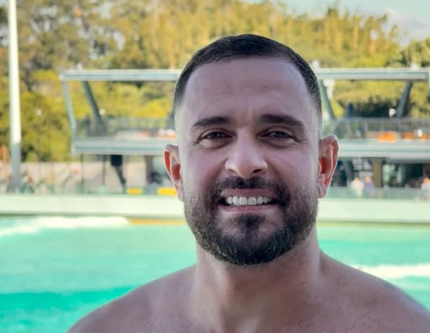 Diogo Nogueira em novo visual irreconhecível: cabeleira e barbudo | VEJA