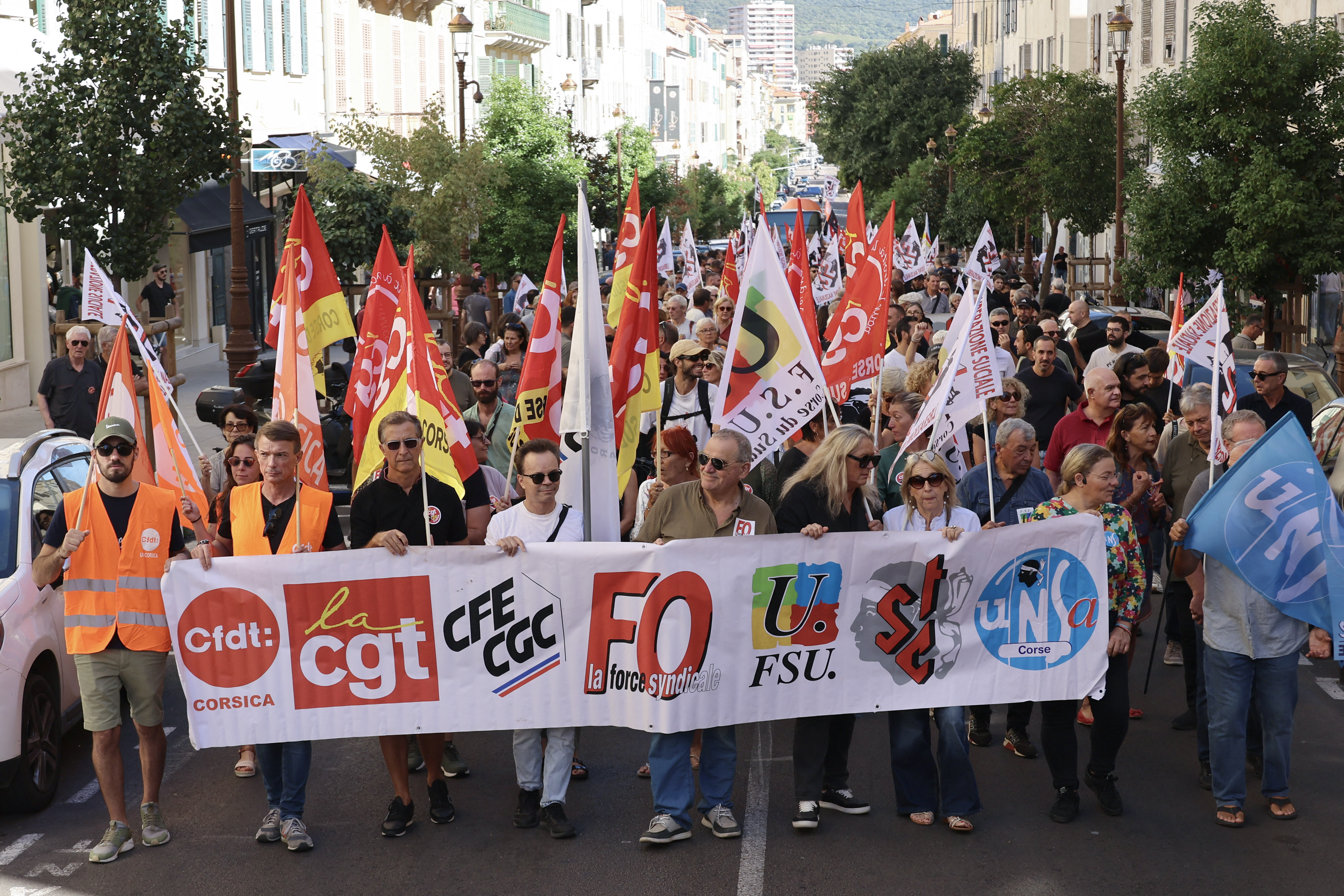 Maior greve da França em anos junta 800.000 pessoas e paralisa país em ...