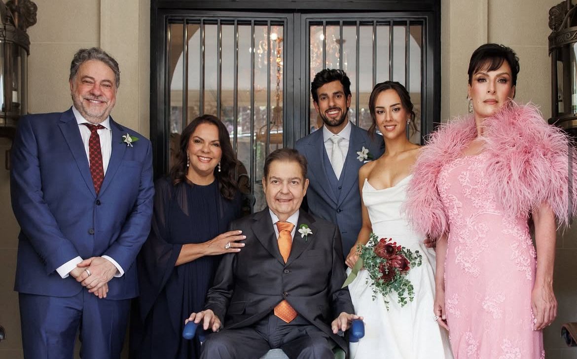 A mulher de rosa que se destacou no casamento de filha de Faustão | VEJA