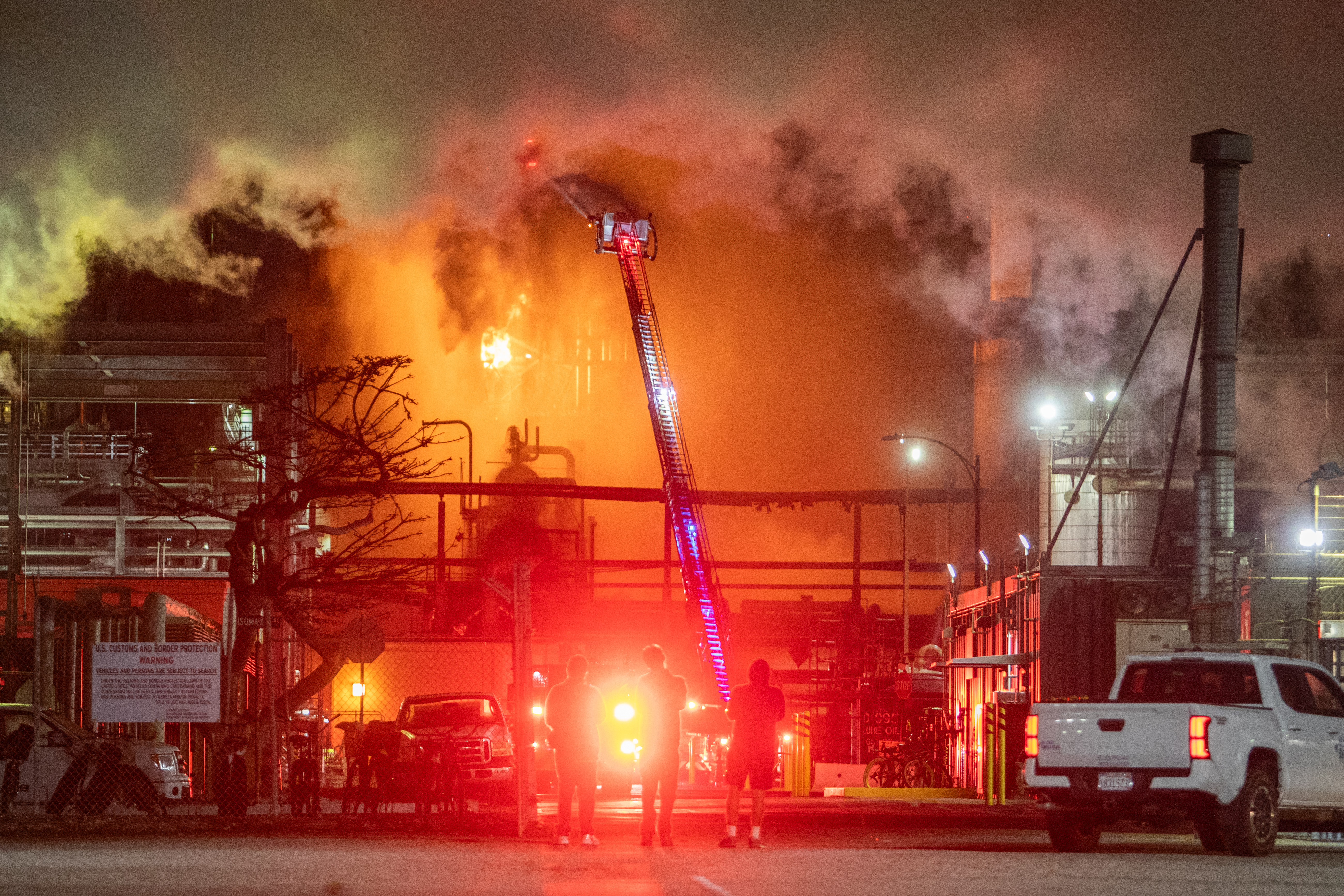 Vídeo: enorme incêndio atinge refinaria de petróleo na Califórnia | VEJA