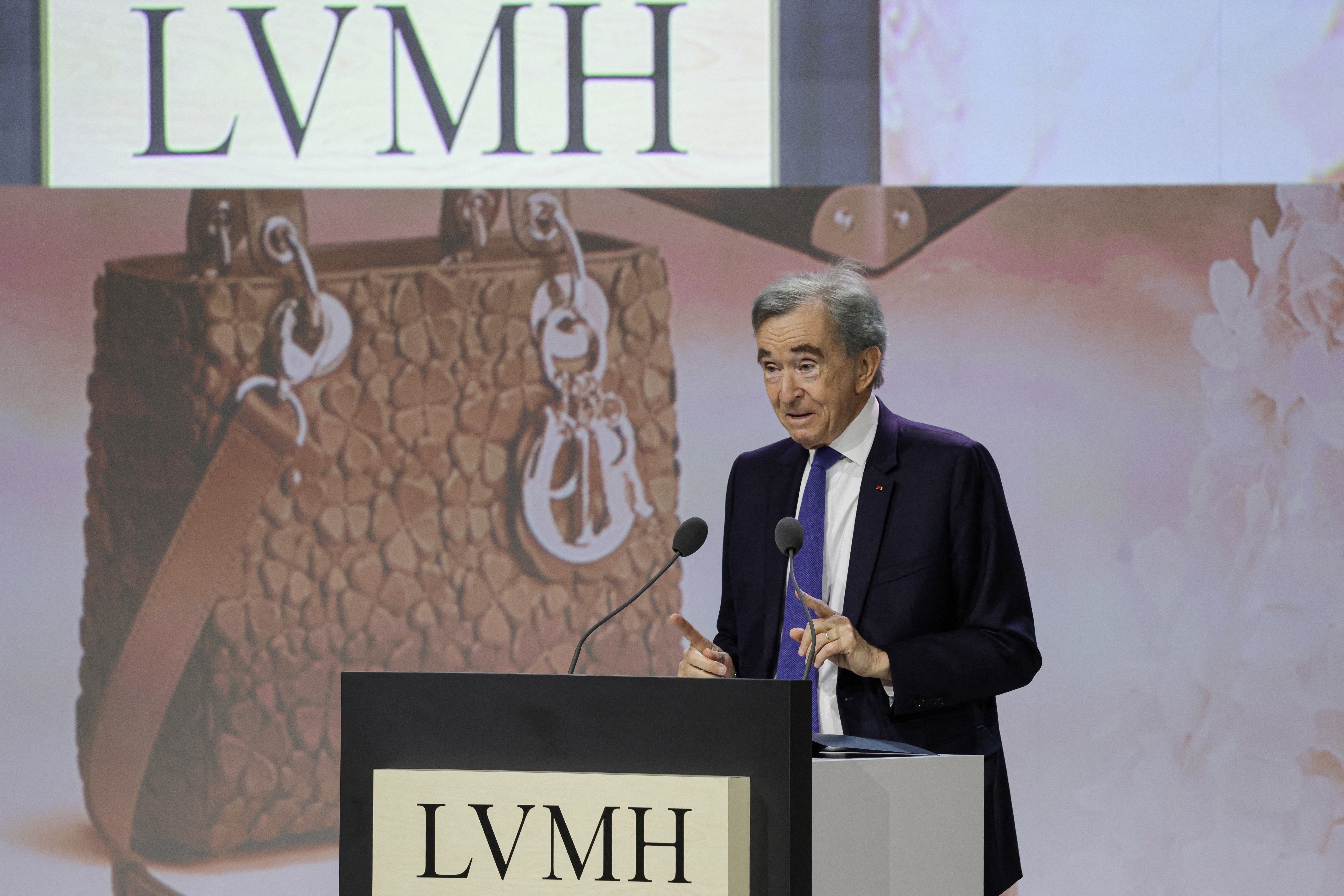 A LVMH, maior conglomerado de marcas de luxo do mundo, investirá em ...
